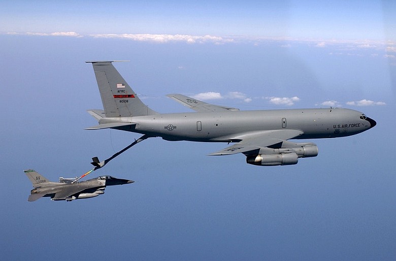 Samolot Cysterna KC 135 Podczas Tankowania F 16